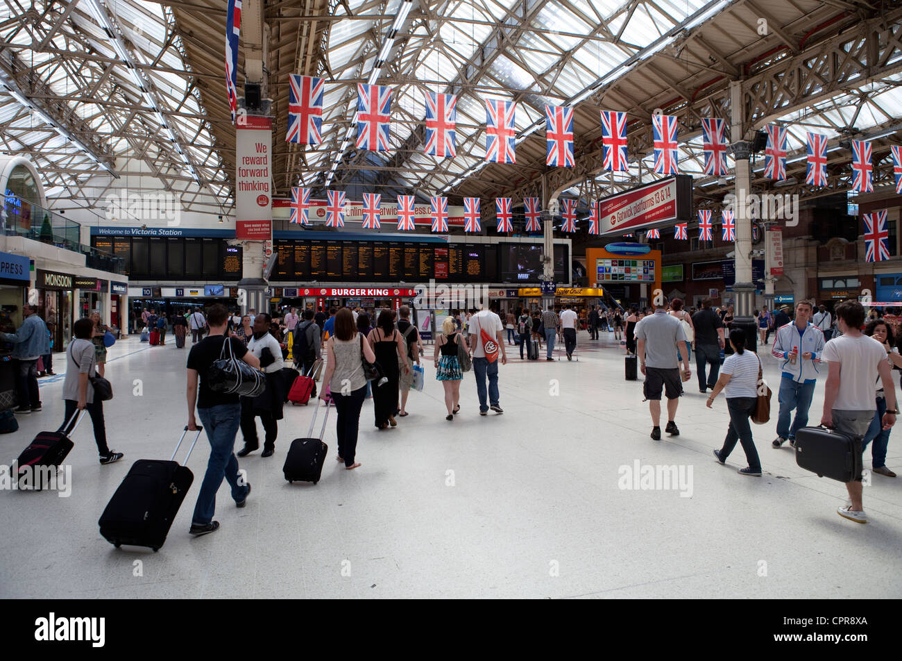 The train concourse in Victoria Station in Westminster, London Stock ...