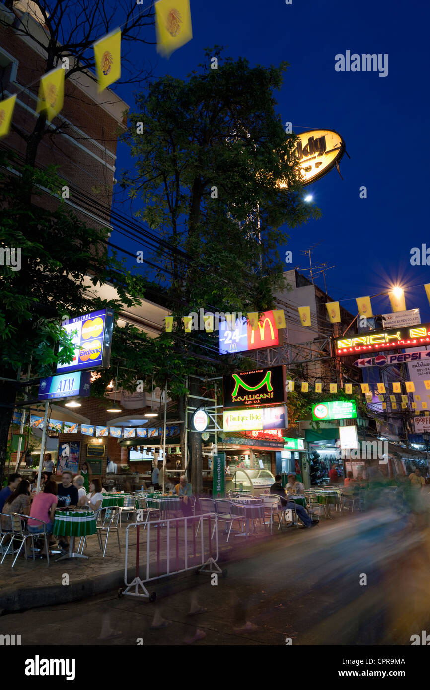 Thanon Khao San (Ko San Road) at night, Banglamphu, Bangkok, Thailand ...