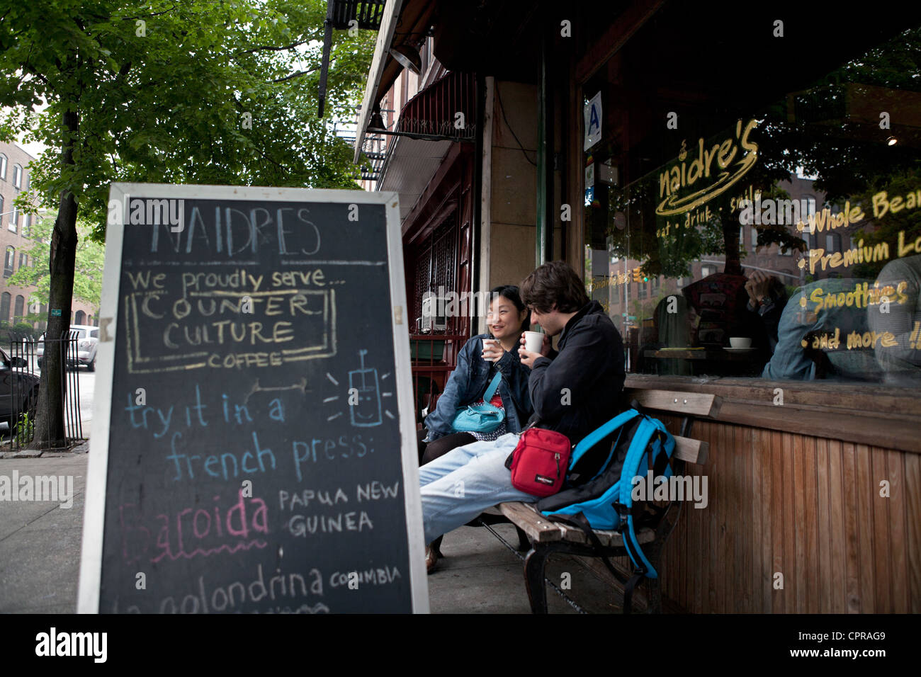 Couple drinking coffee outside hi-res stock photography and images - Alamy