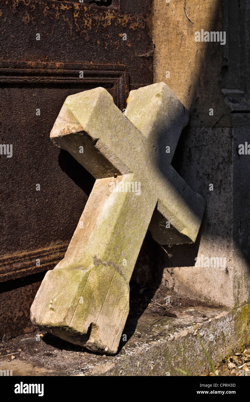Fallen cross at Cimetière monumental de Rouen, France Stock Photo - Alamy