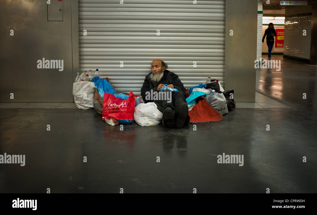 Paris urban poverty old homeless hi-res stock photography and images ...