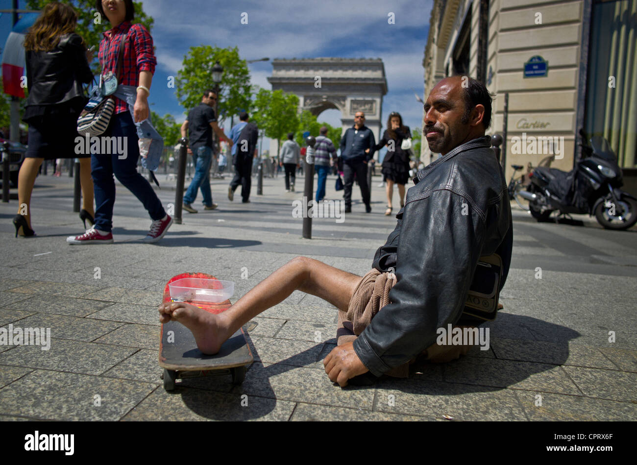 Hell in France . The homeless of the monuments, Romanian disabled ...