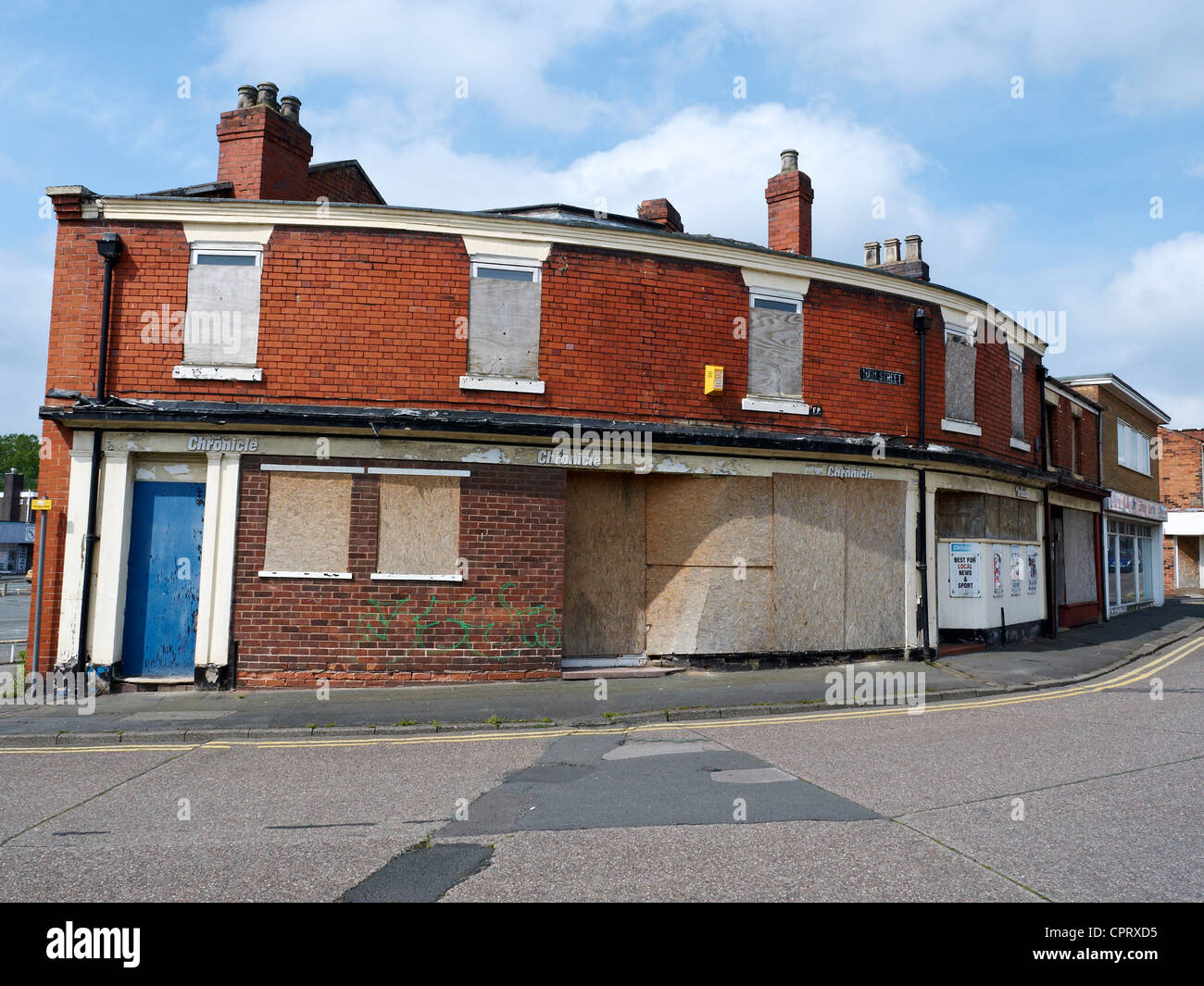 Boarded up shops and high street uk hi-res stock photography and images ...