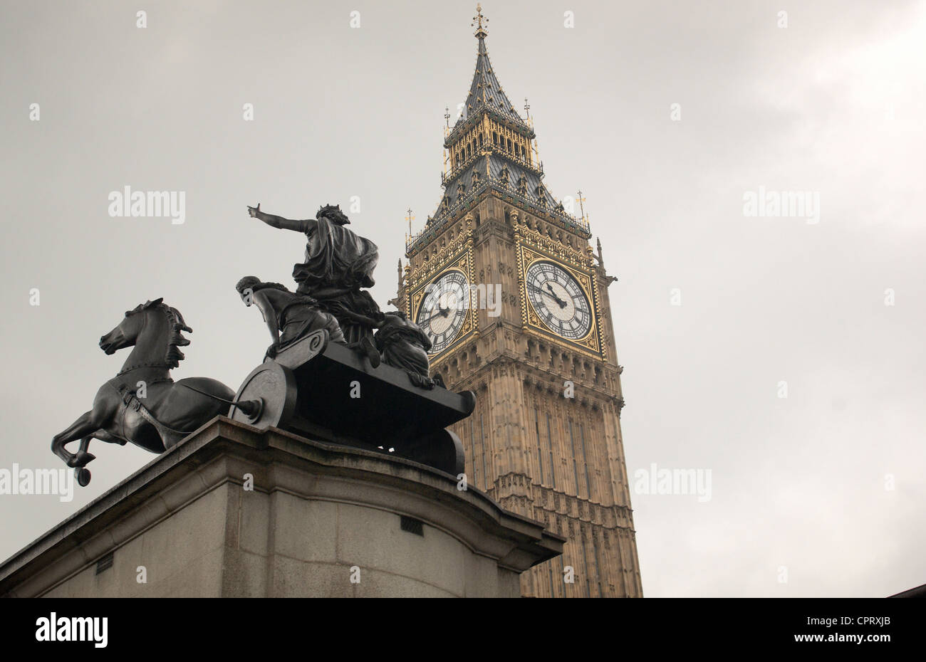 Big ben clock tower statue hi-res stock photography and images - Alamy