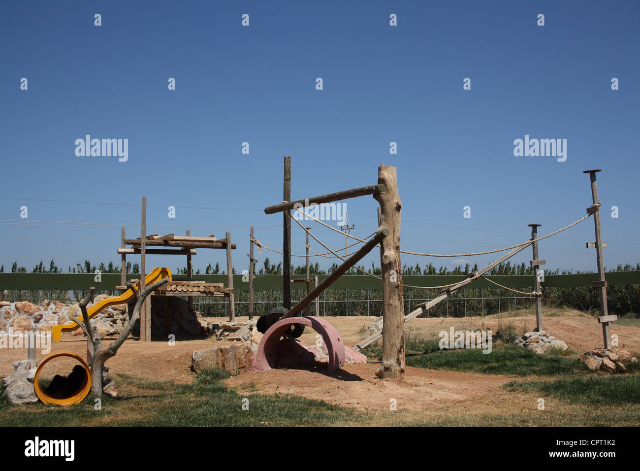 Chimp enclosure hi-res stock photography and images - Alamy