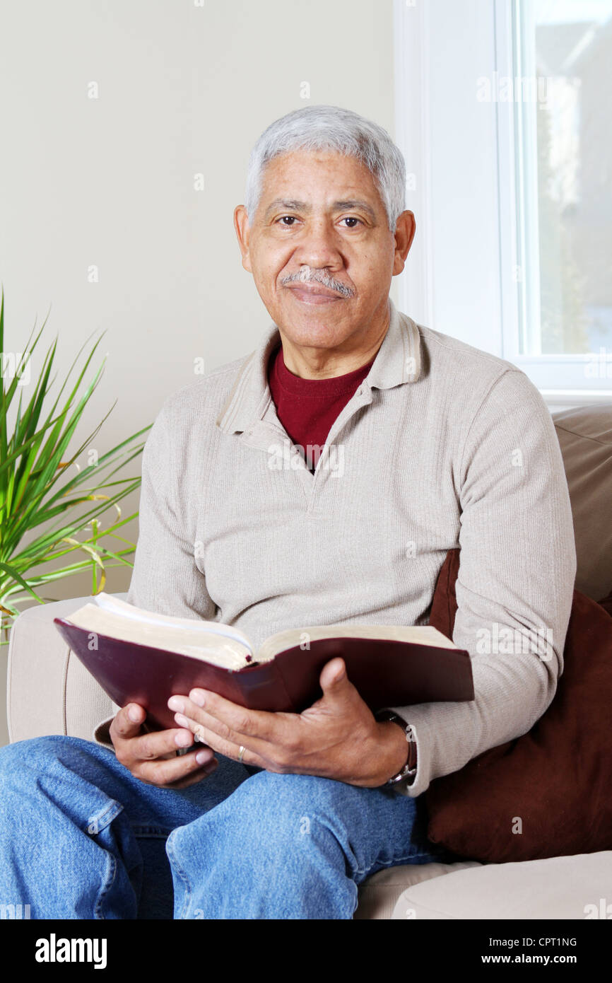 Hispanic reading bible hi-res stock photography and images - Alamy