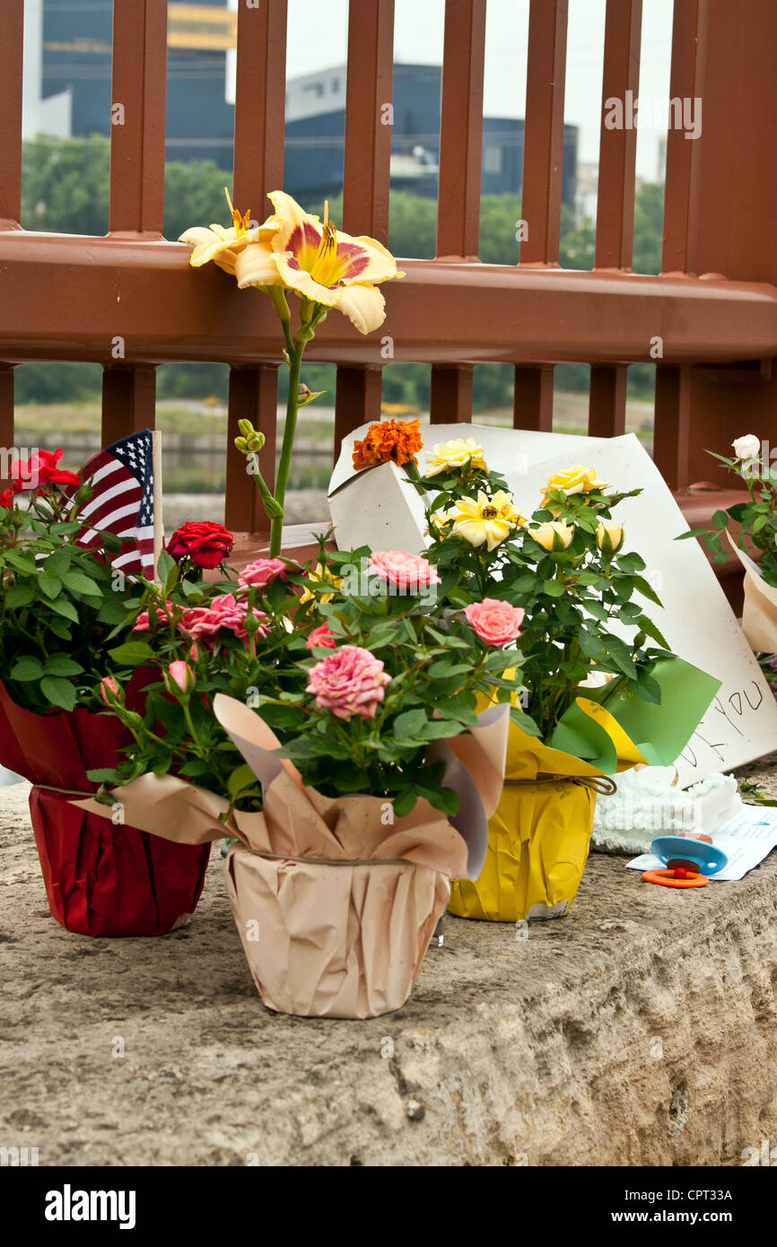 memorial site after the interstate 35W bridge collapsed into the ...