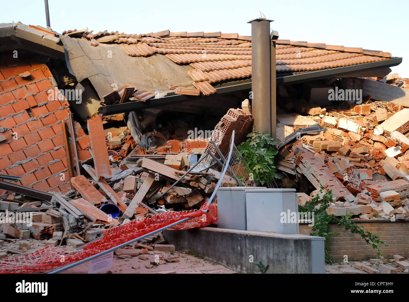 Italy collapsed building hi-res stock photography and images - Alamy