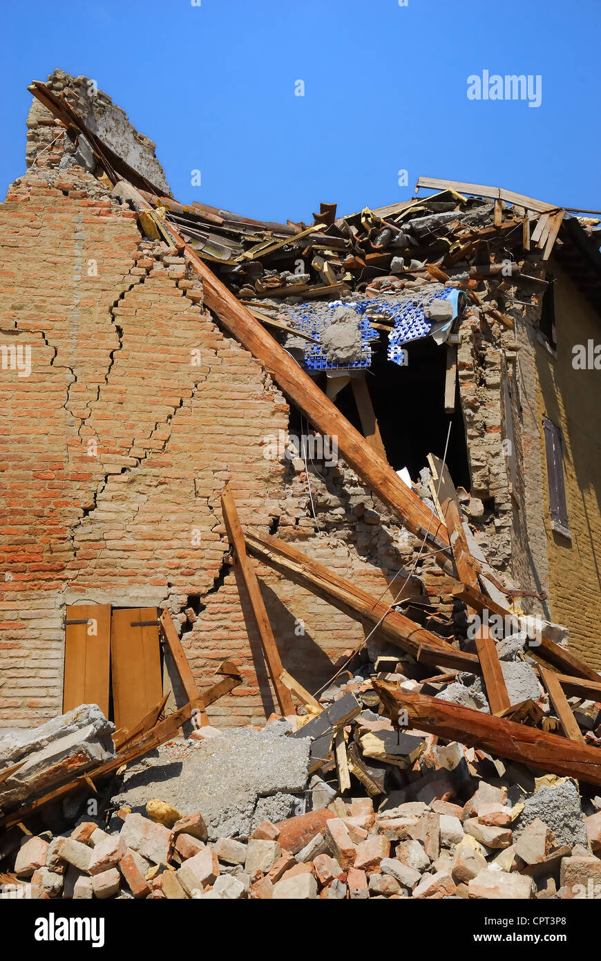 Collapsed buildings hi-res stock photography and images - Alamy