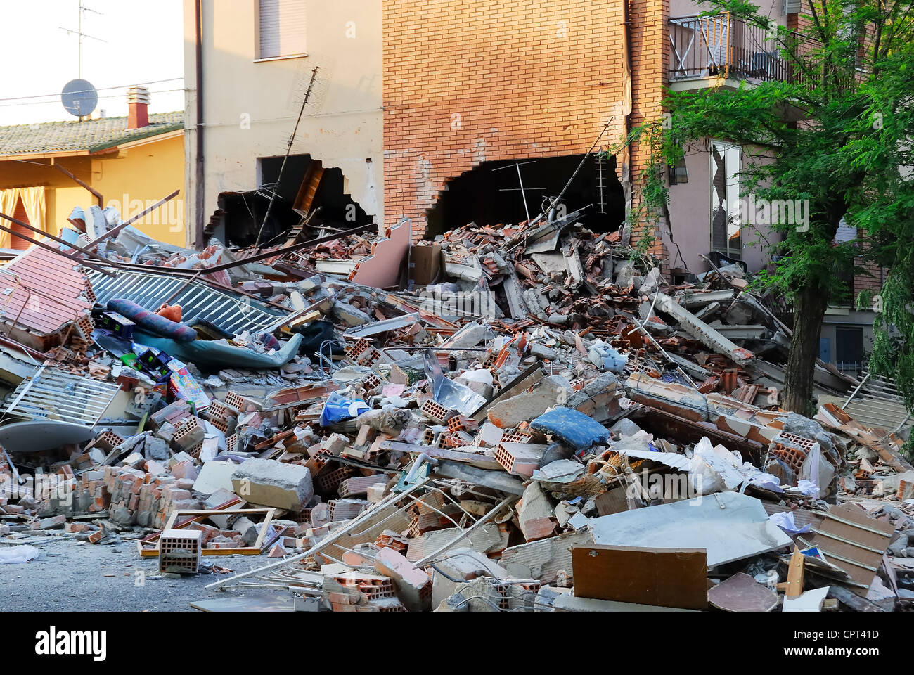 Italy collapsed building hi-res stock photography and images - Alamy
