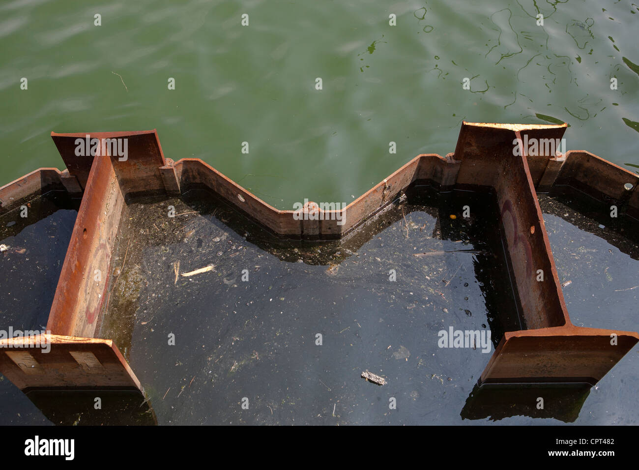 Construction girders used as bulkhead in water Stock Photo - Alamy