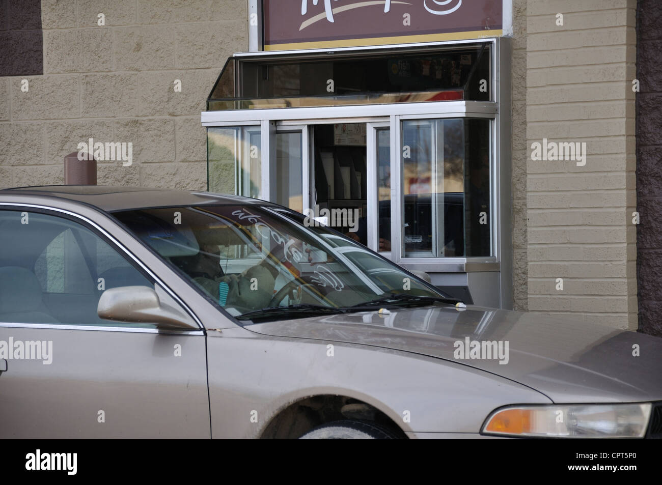 Fast food restaurant drive up window hi-res stock photography and ...