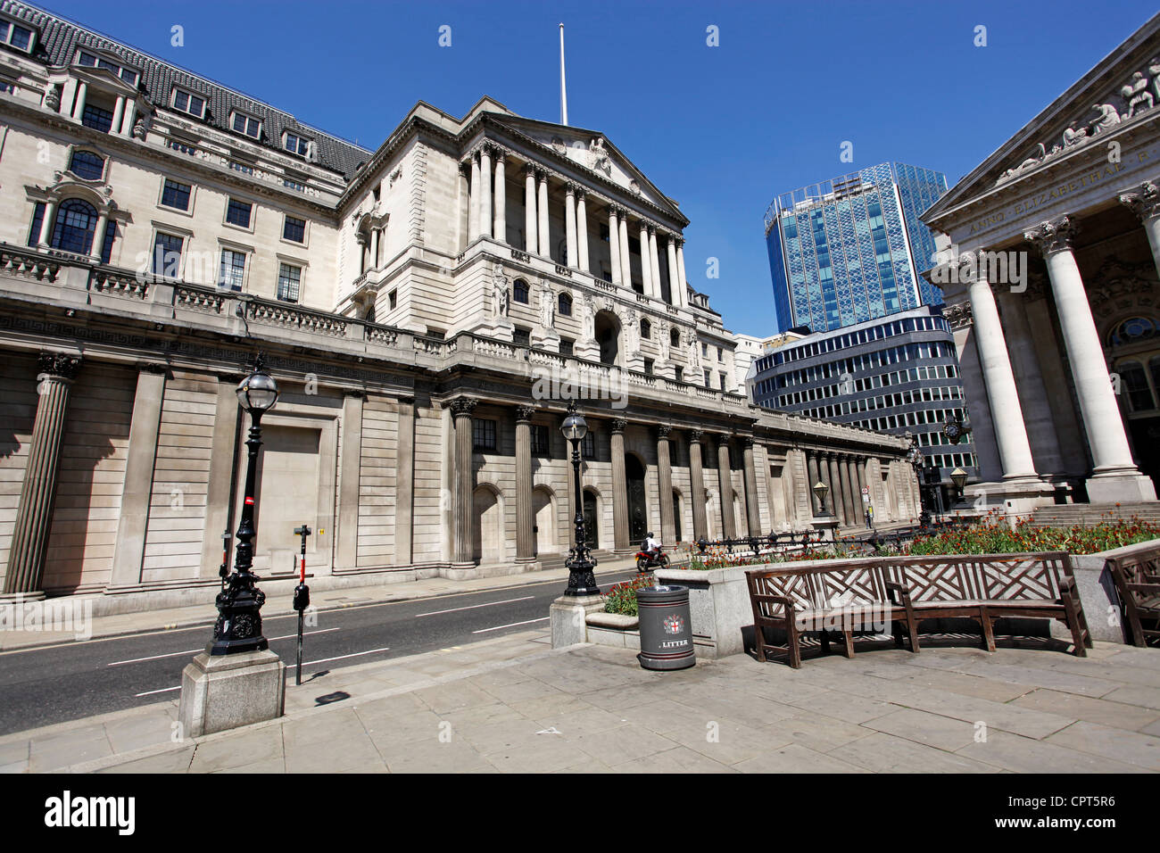 The old lady threadneedle street hi-res stock photography and images ...