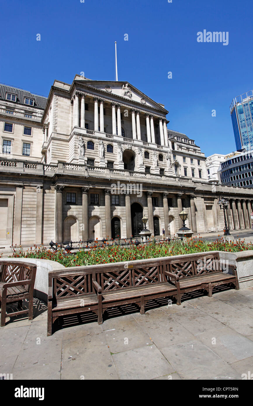 The Bank of England on Threadneedle Street in the City, London, England ...