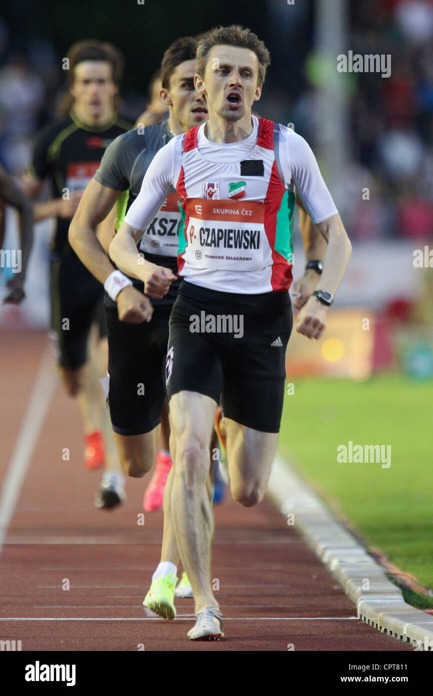 Polish athlet Pawel Czapiewski pictured other runners during Golden ...