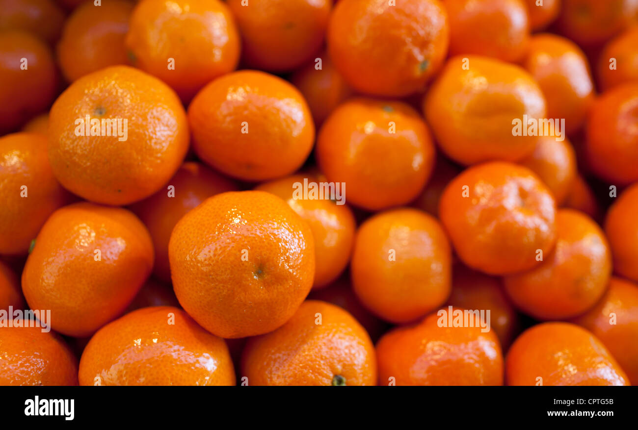 mandarins on display in the farmers market Stock Photo - Alamy