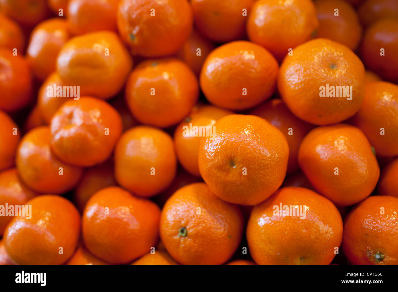mandarins on display in the farmers market Stock Photo - Alamy