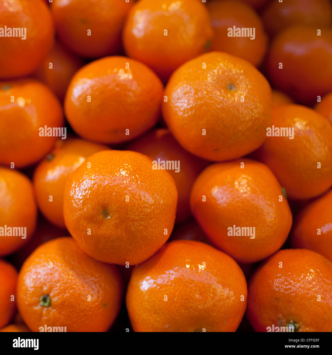 mandarins on display in the farmers market Stock Photo - Alamy