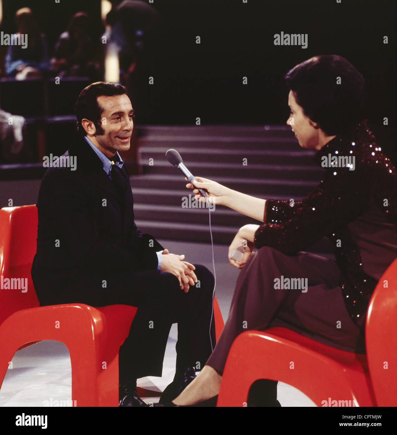 Microphone interview 1970s hi-res stock photography and images - Alamy