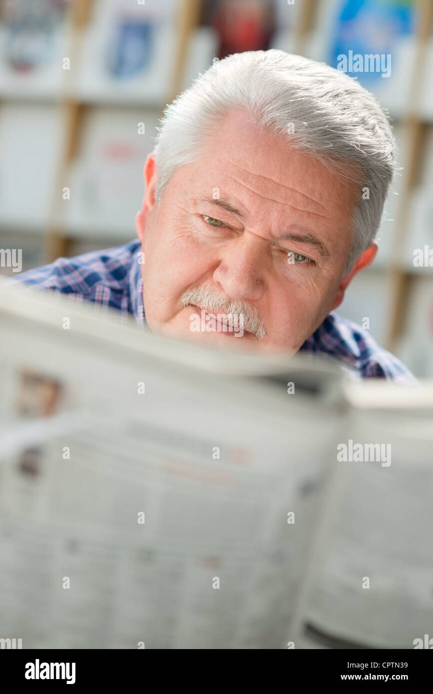 Newspaper library hi-res stock photography and images - Alamy