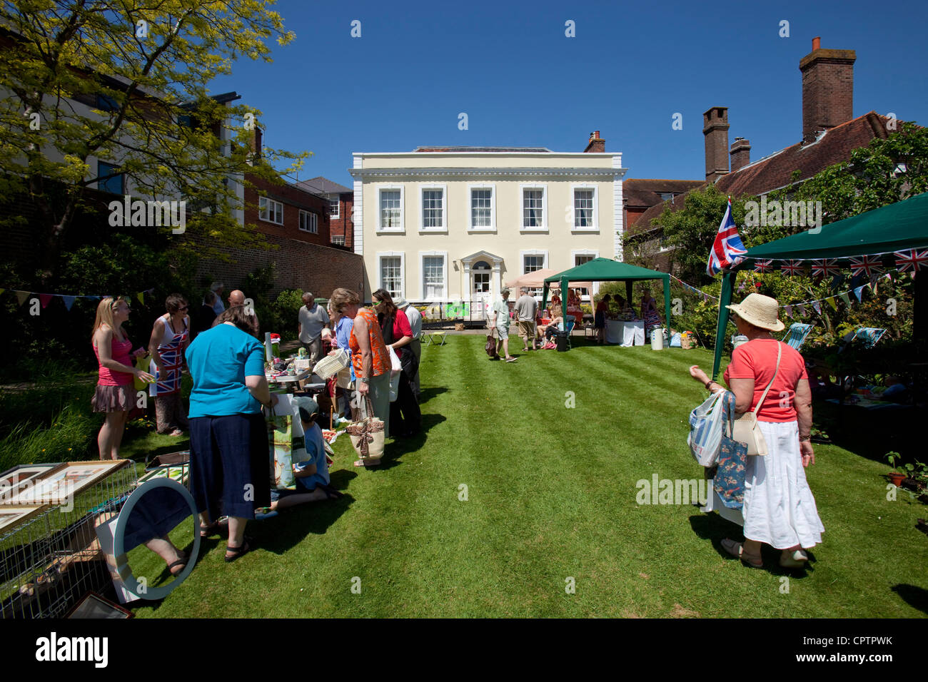 Quintessential english garden hi-res stock photography and images - Alamy