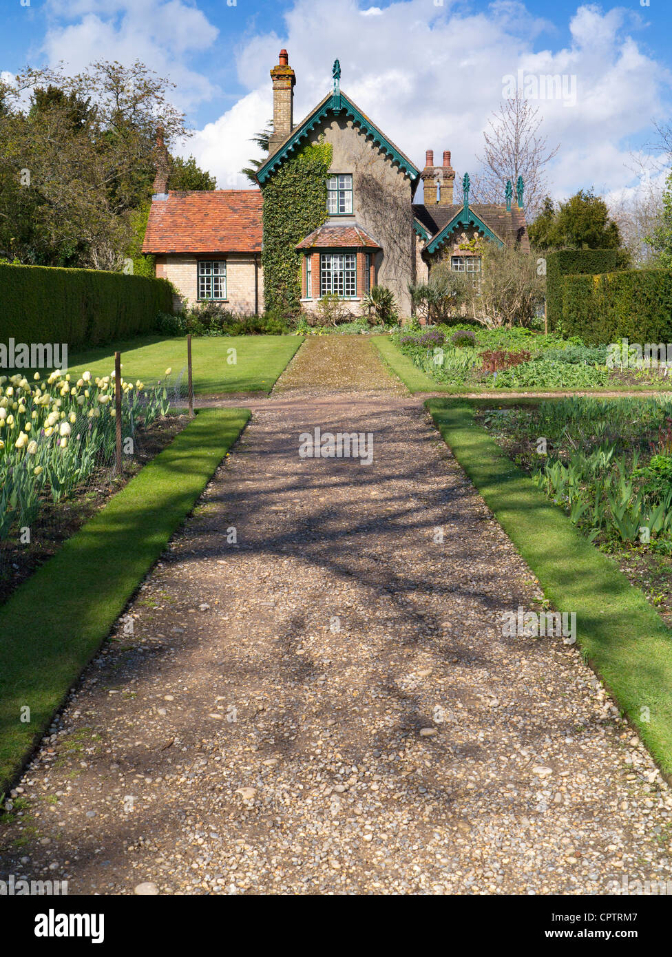Spring garden cottage uk hi-res stock photography and images - Alamy