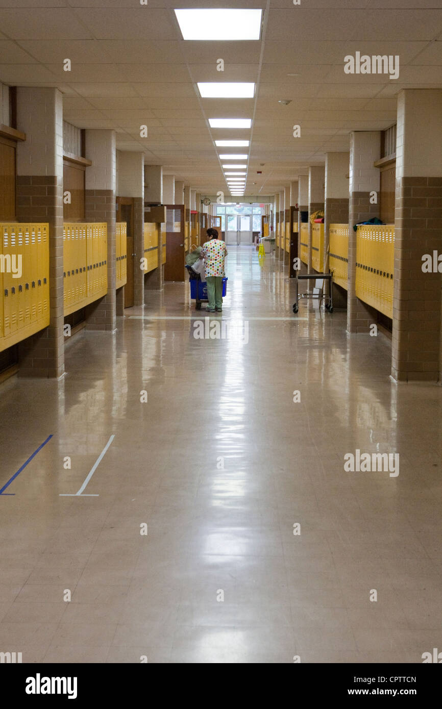 Empty hallway hi-res stock photography and images - Alamy