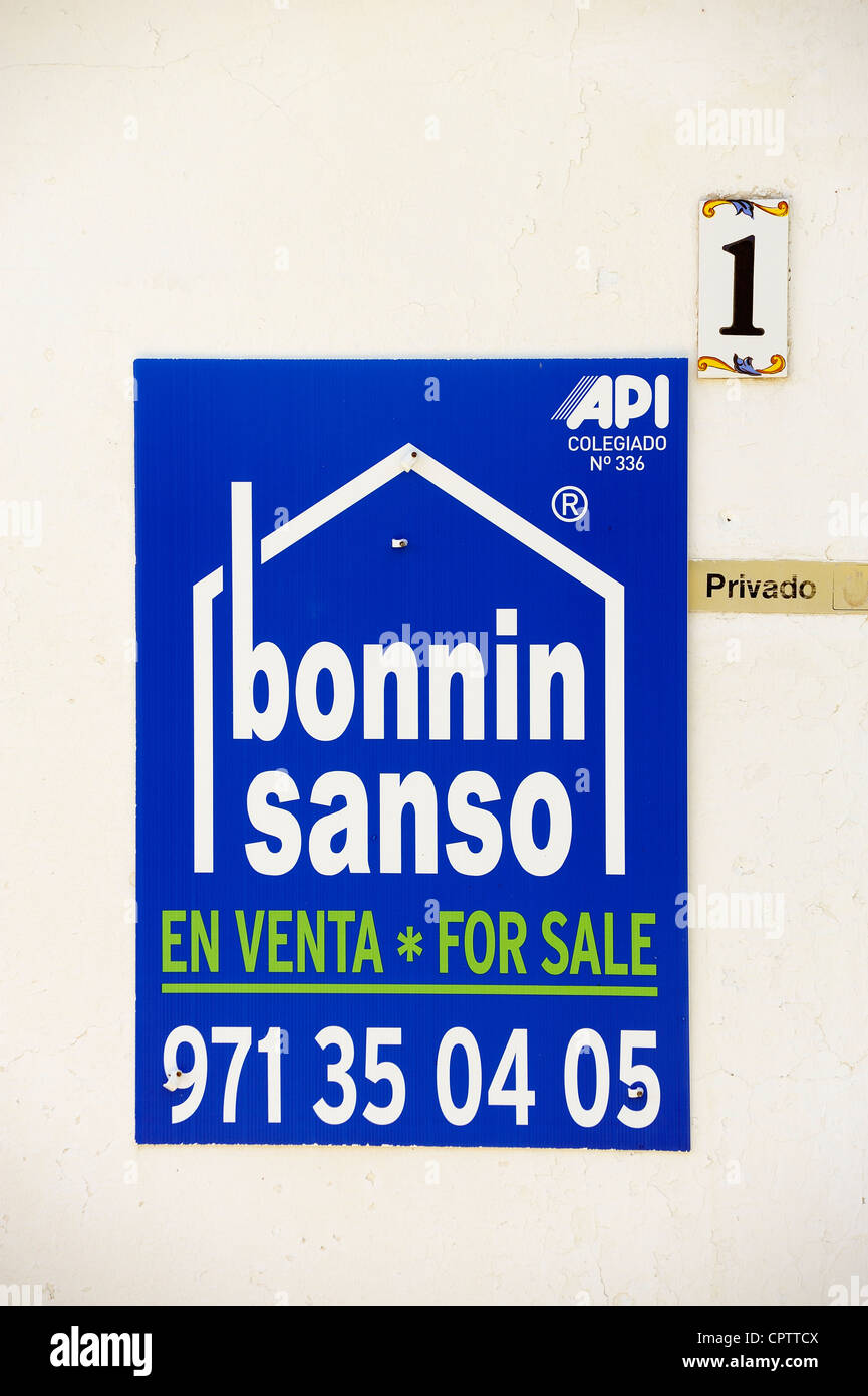villa for sale sign menorca spain Stock Photo - Alamy