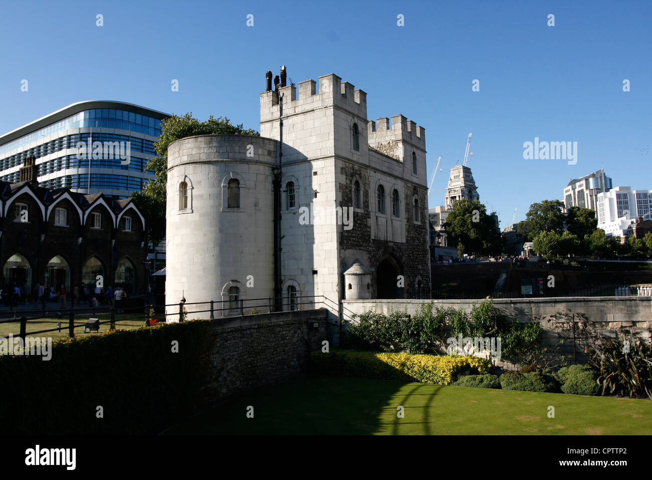 Tower of London - gatehouse barbican Stock Photo - Alamy