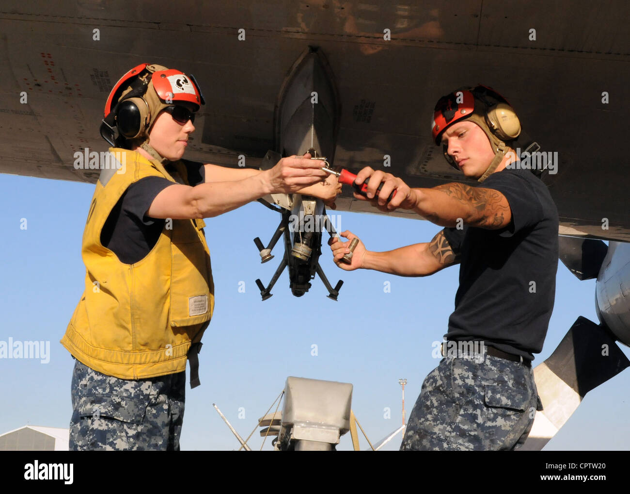 Aviation ordnanceman 2nd class class hi-res stock photography and ...