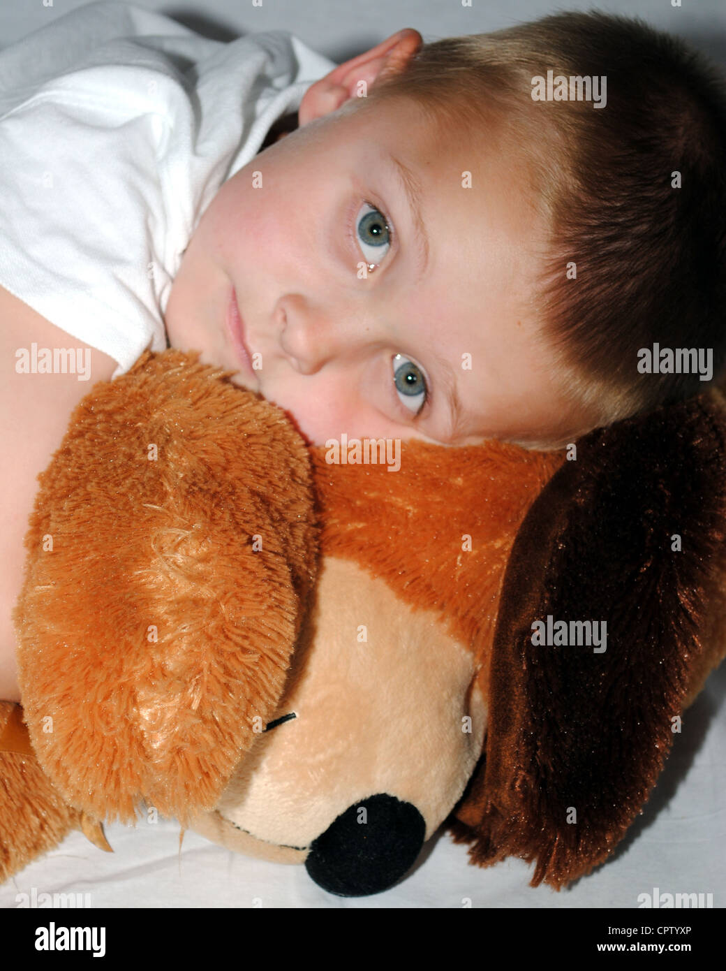 little boy with his teddy bear Stock Photo - Alamy