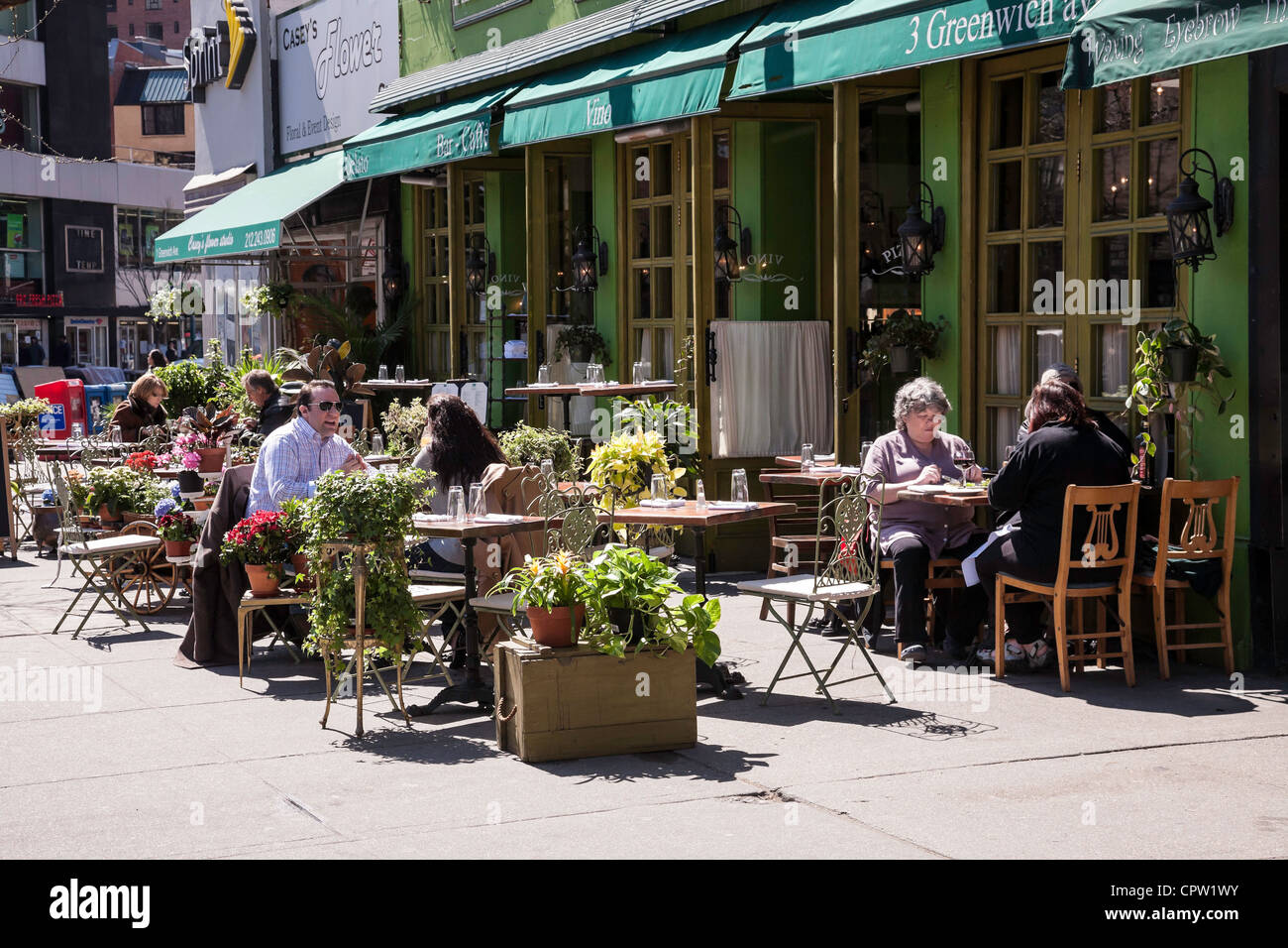 Outdoor dining and relaxation hi-res stock photography and images - Alamy