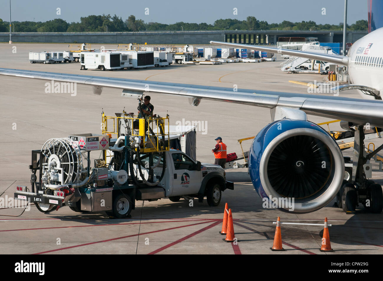 Refuelling A Delta 757 passenger jet at Tampa International Airport ...