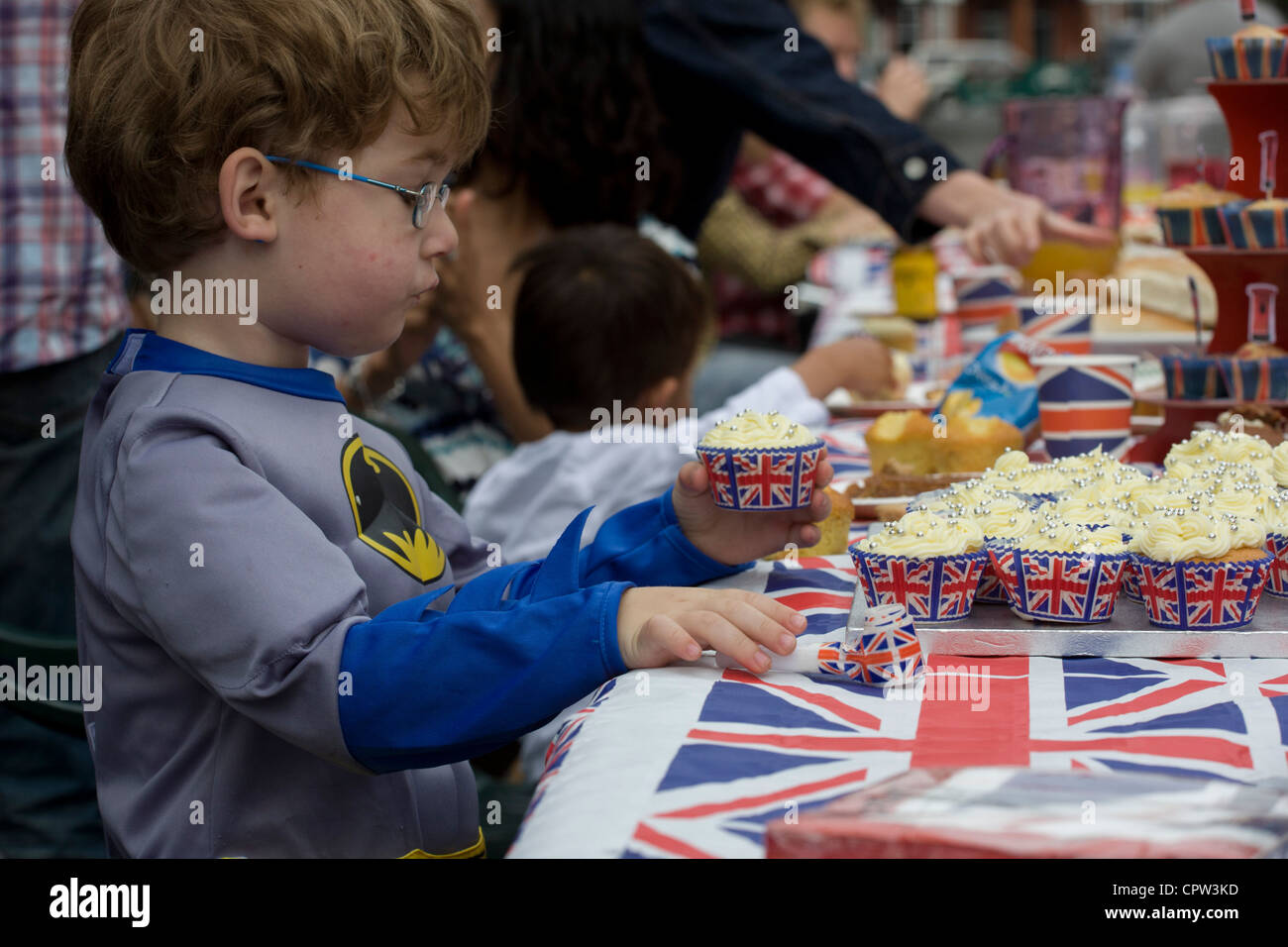 Jubilee street party england table hi-res stock photography and images ...
