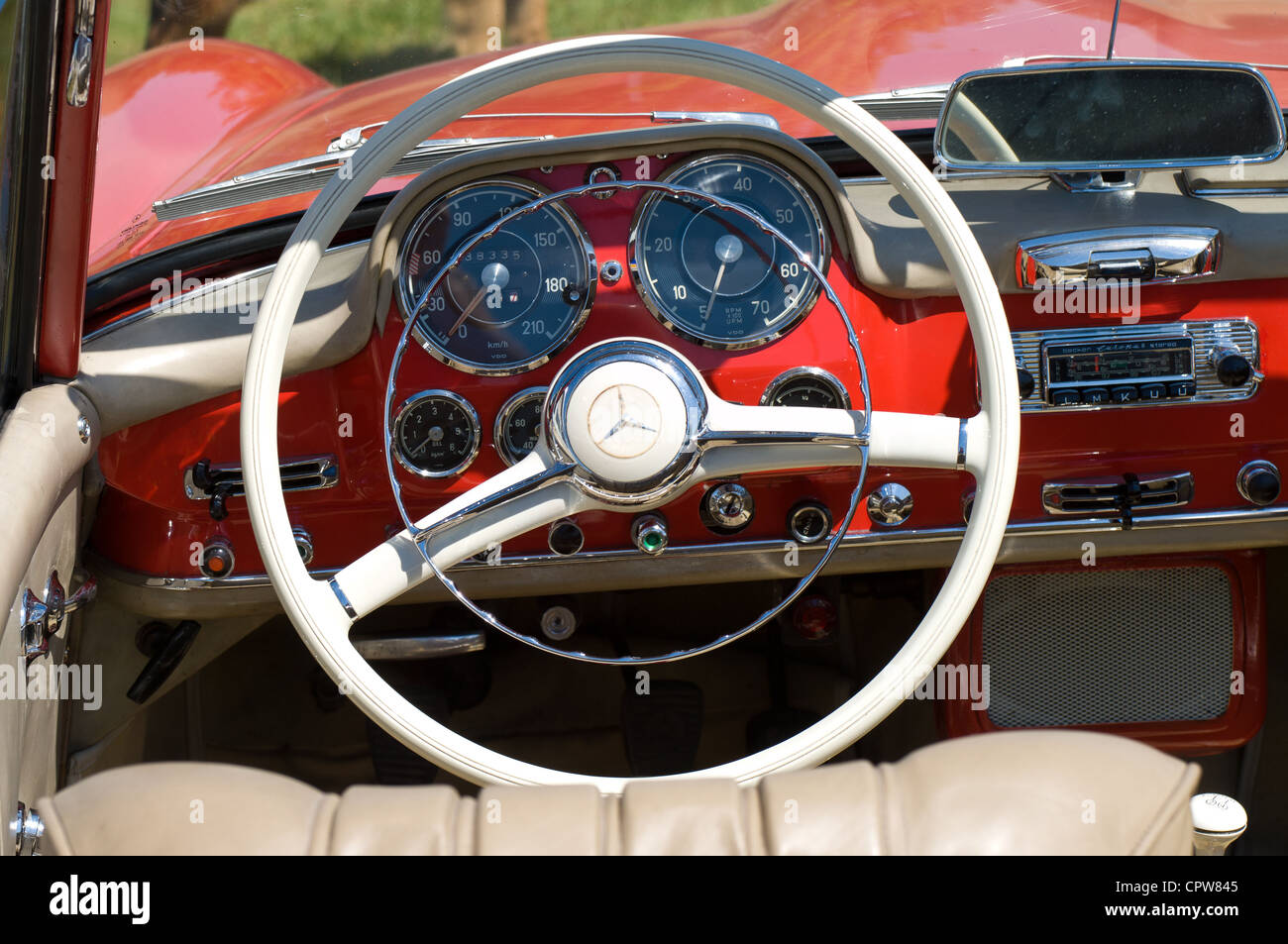 Dashboard mercedes 190sl hi-res stock photography and images - Alamy Dashboard mercedes 190sl hi-res stock photography and images - Alamy