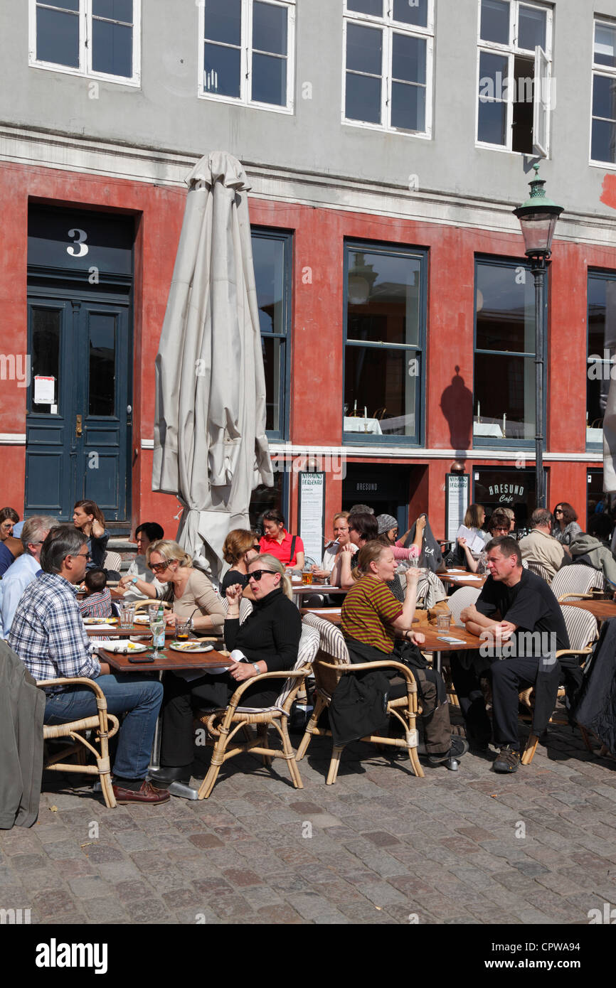 Restaurants and pavement restaurants in the painted buildings in the (former) red-light district ...