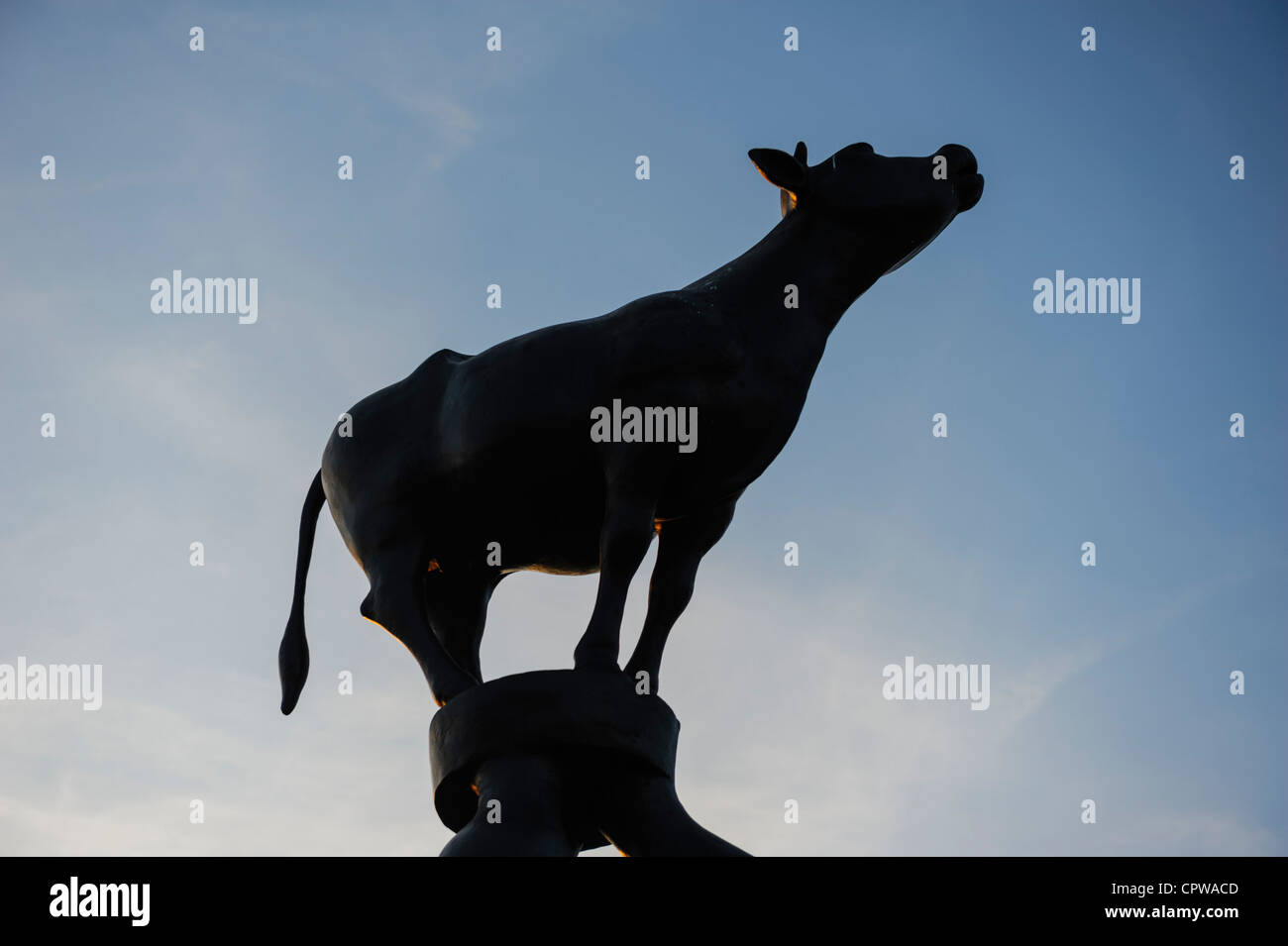 Dairy cow statue hi-res stock photography and images - Alamy