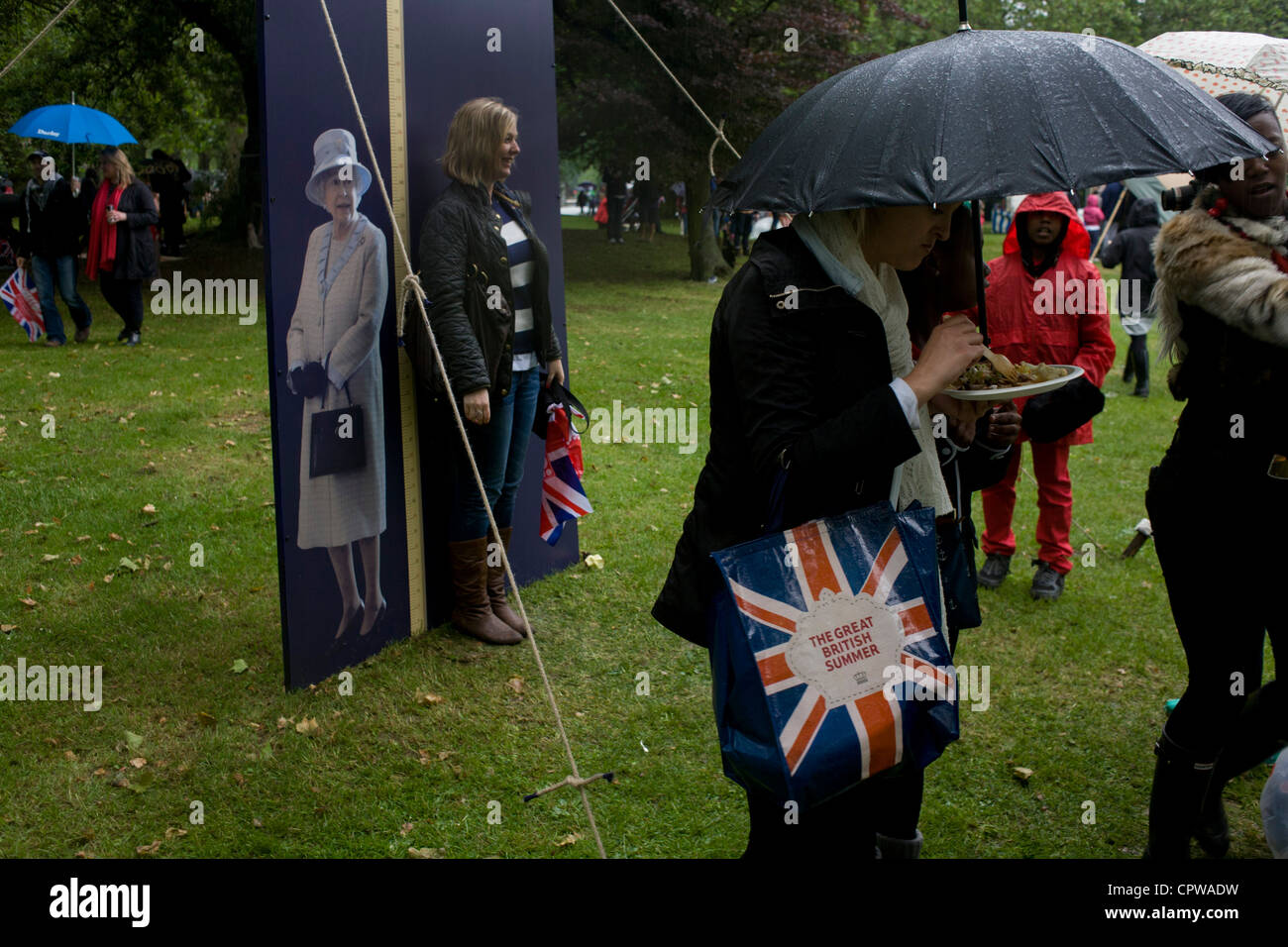 The great British public brave bad weather to celebrate the Queen's ...