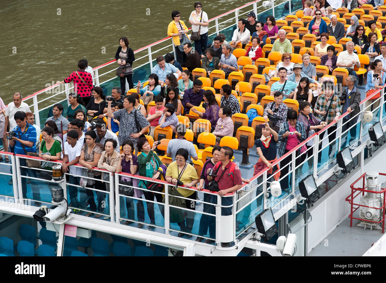 Bateaux mouches paris hi-res stock photography and images - Alamy