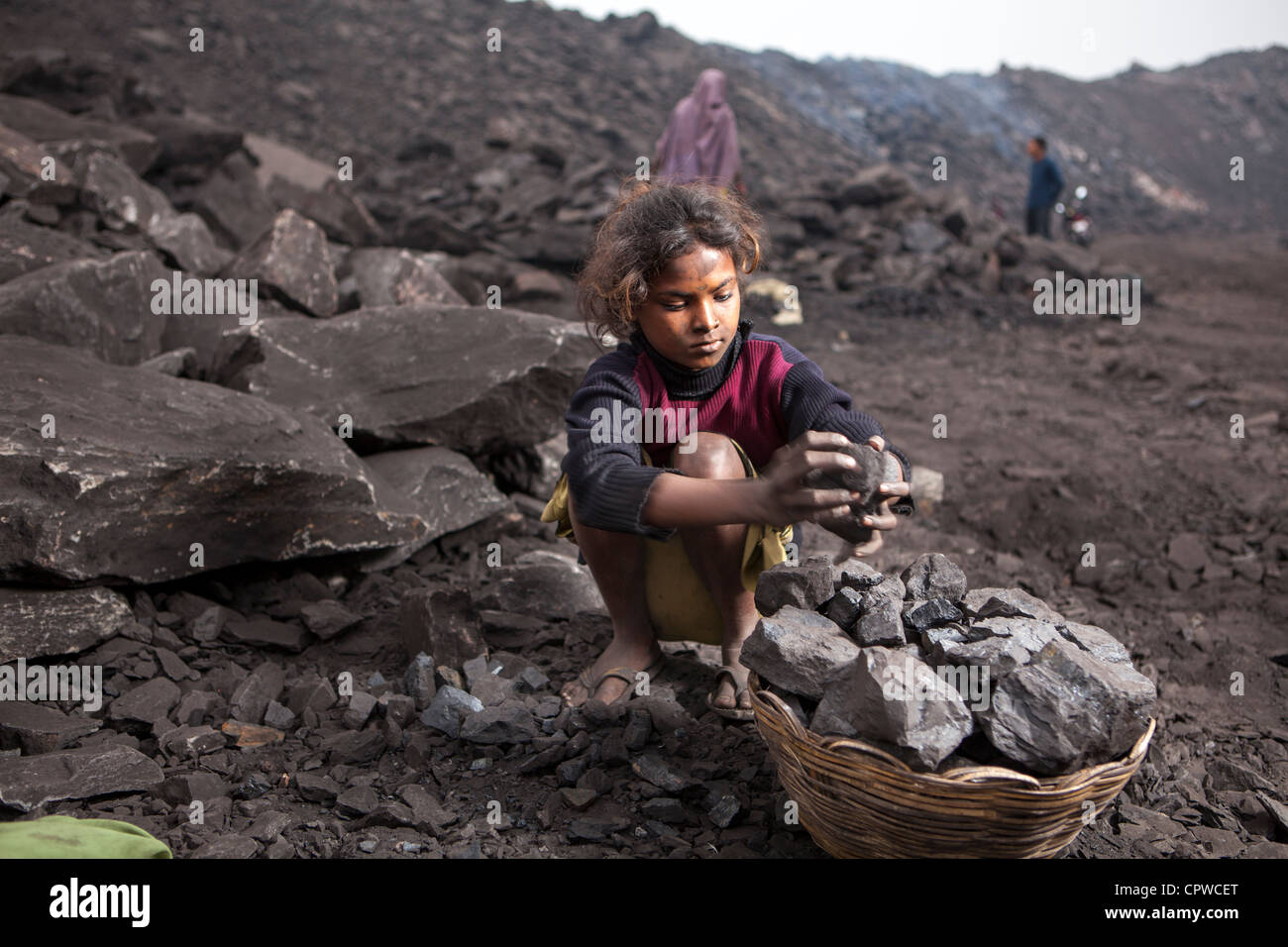 Little girl collecting coal , Jharia, Dhanbad, Jharkhand, India Stock ...