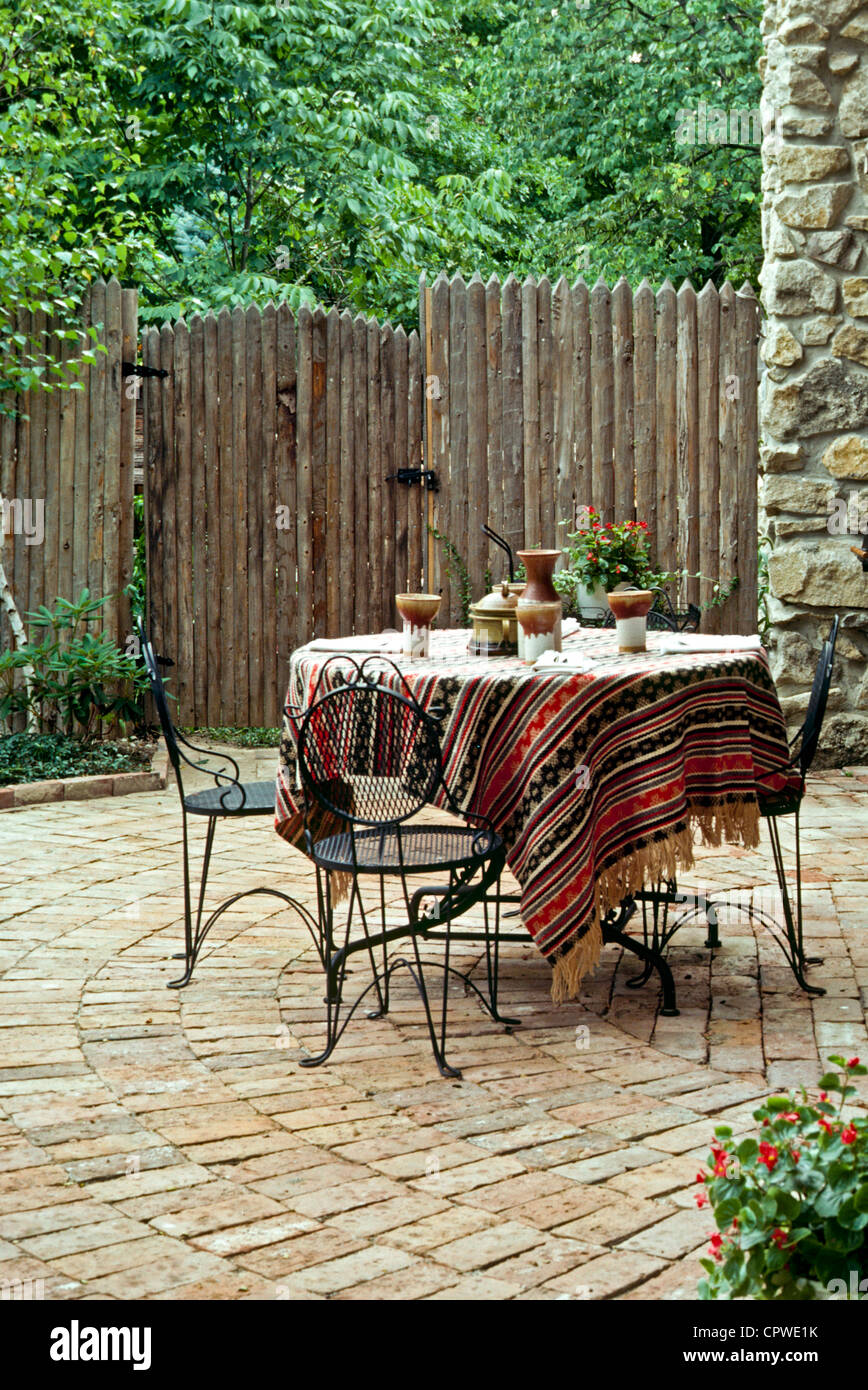 Wrought iron patio set hi-res stock photography and images - Alamy