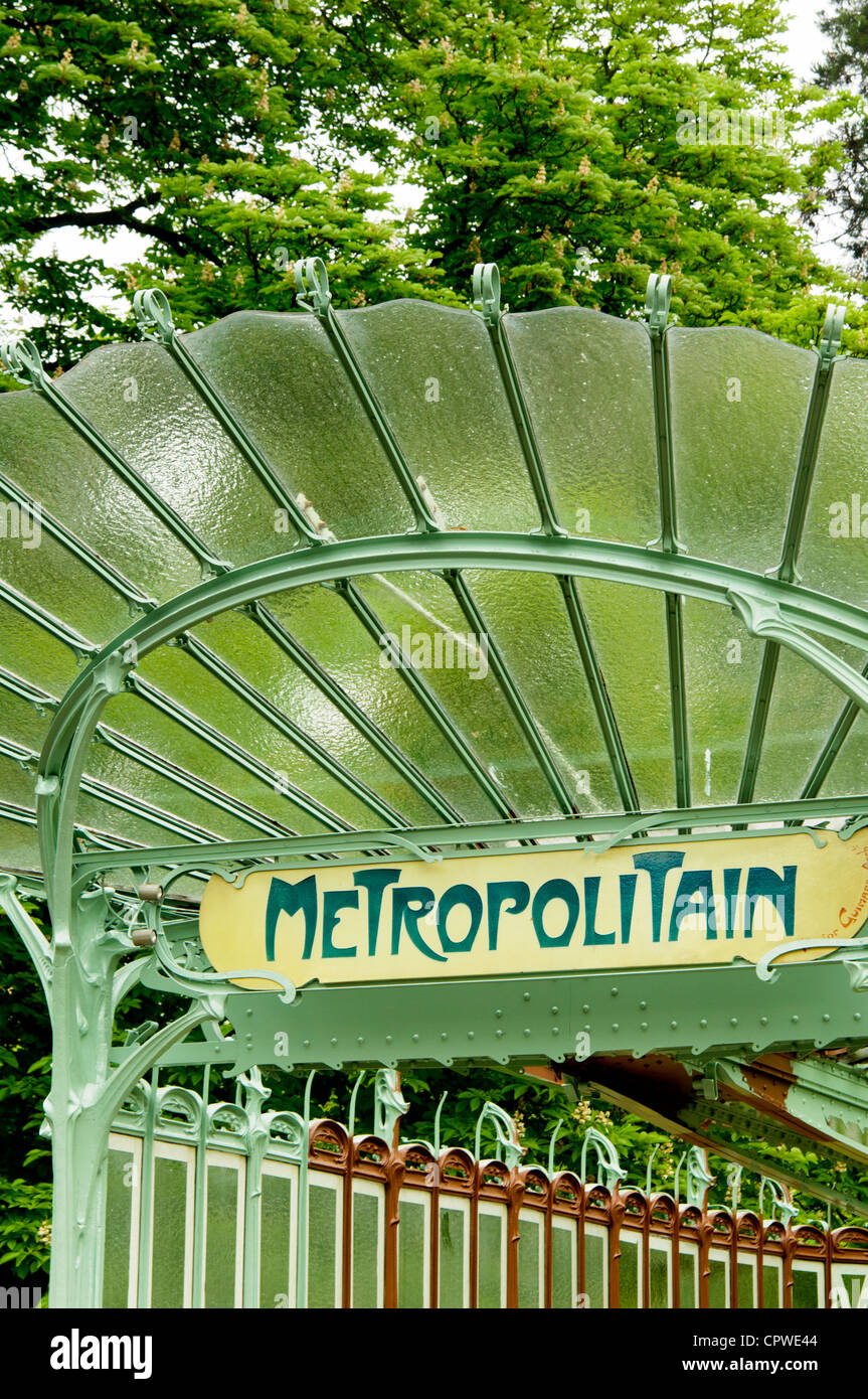 Porte Dauphine metro station in Art Nouveau design, Paris, France Stock ...