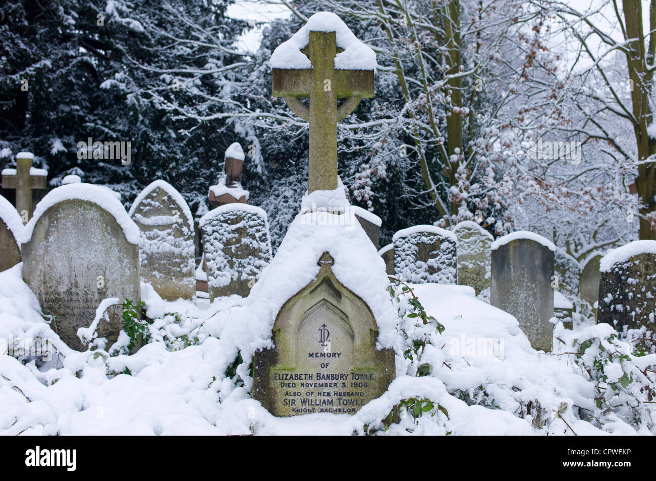 Graveyard snow graves hi-res stock photography and images - Alamy