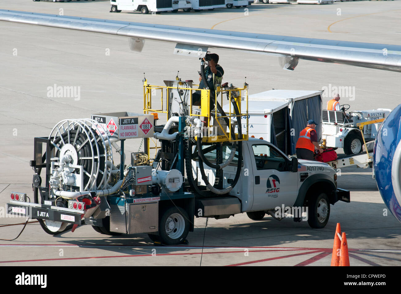Refuelling A Delta 757 passenger jet at Tampa International Airport ...