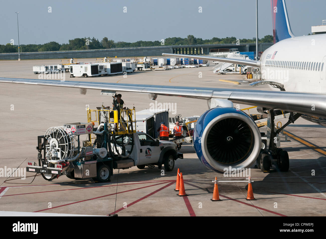 Refuelling A Delta 757 passenger jet at Tampa International Airport ...