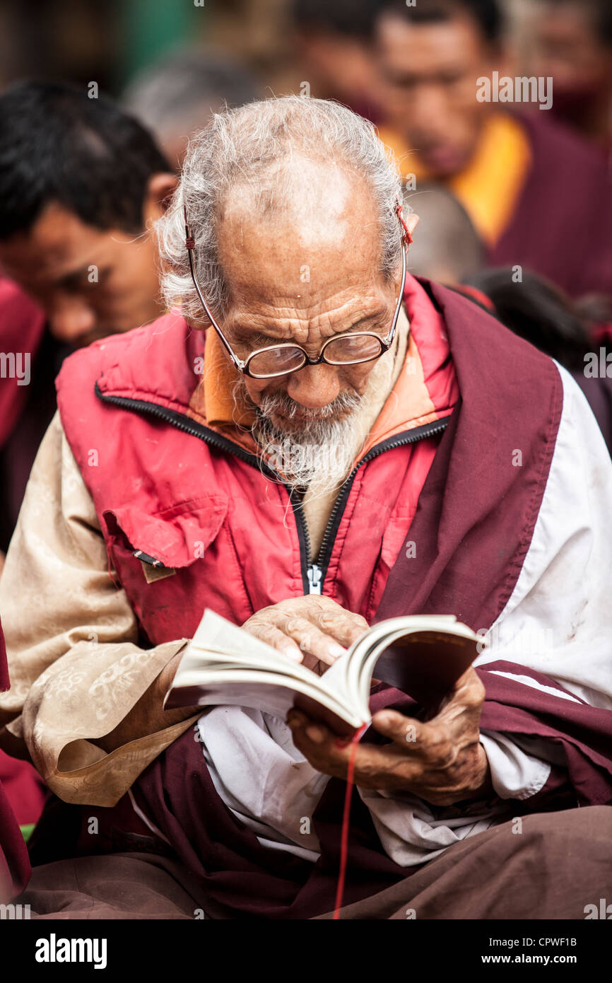 Portrait of Buddhist pilgrims reading scriptures books, Mahabodhi ...