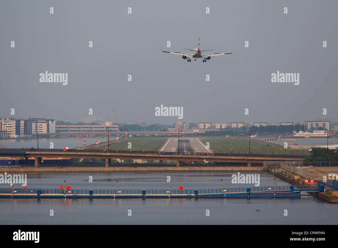 London airport landing hi-res stock photography and images - Alamy