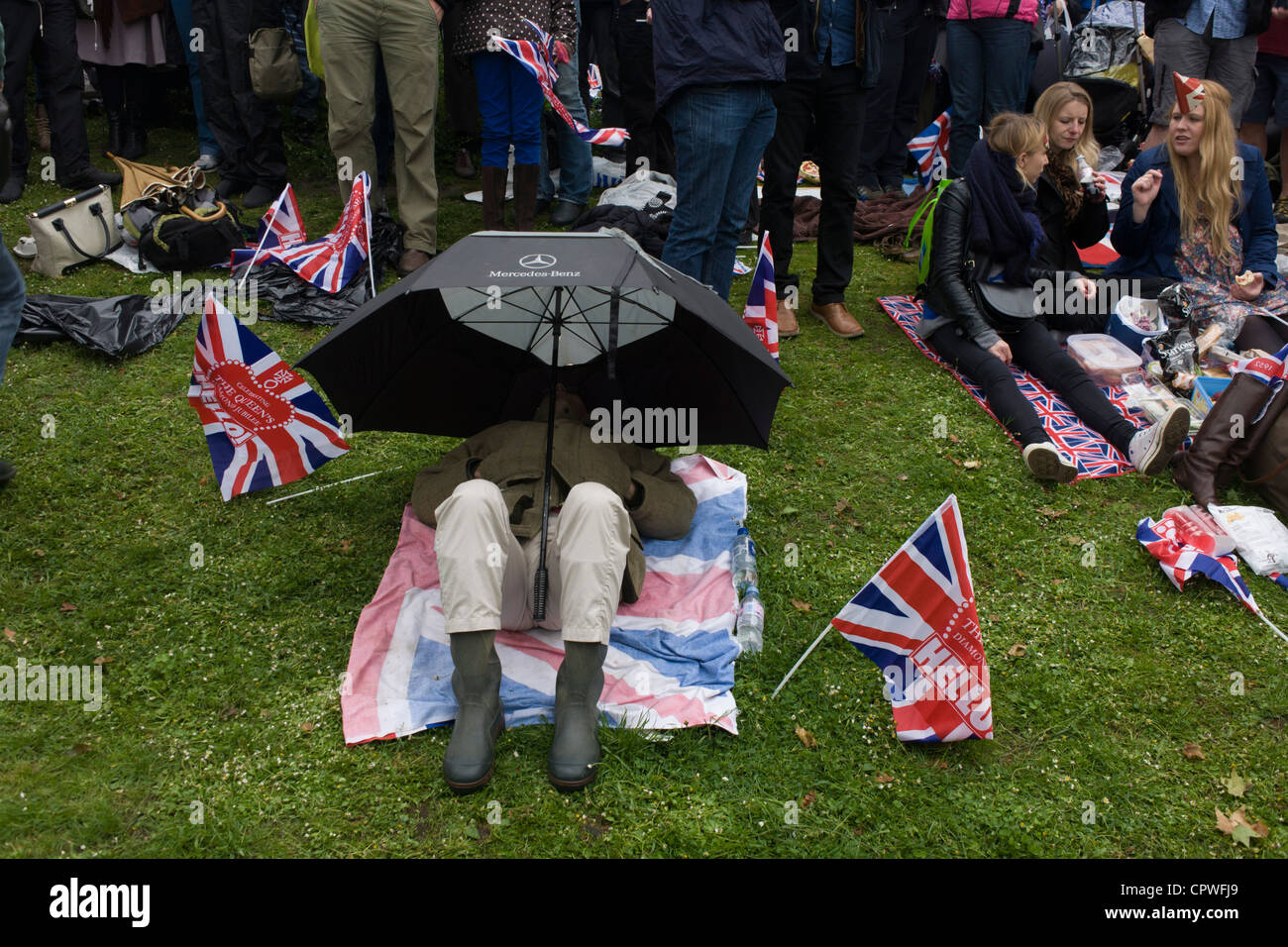 Exhausted from the long day's wait, the great British public brave bad ...