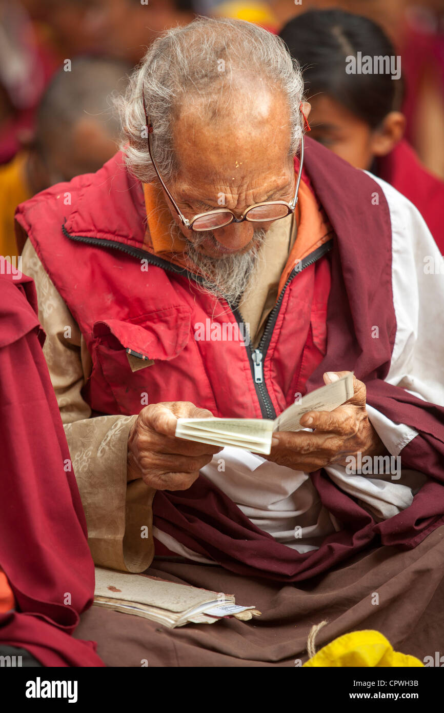 Portrait of Buddhist pilgrims reading scriptures books, Mahabodhi ...