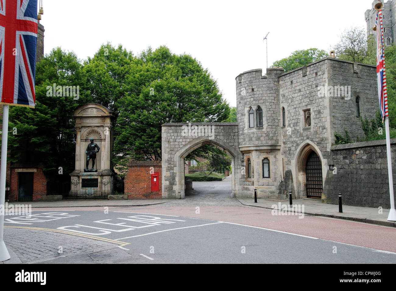 Windsor castle - gate to lower part of castle grounds Stock Photo - Alamy